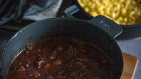 Rehgulasch mit frischen Pilzen und Speck - Unser Rezept