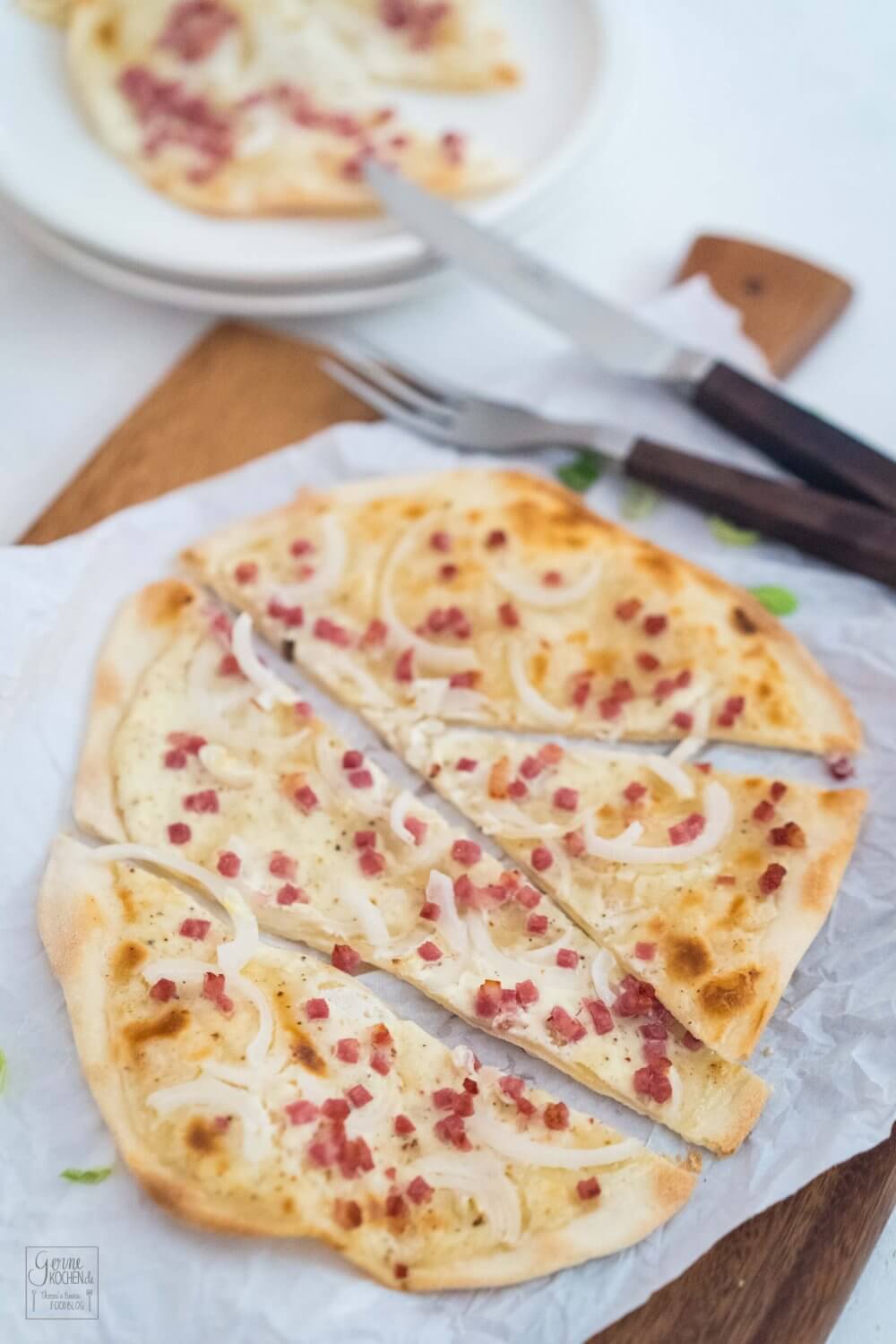 Tarte flambée - Elsässer Flammkuchen - Rezept von Gernekochen.de