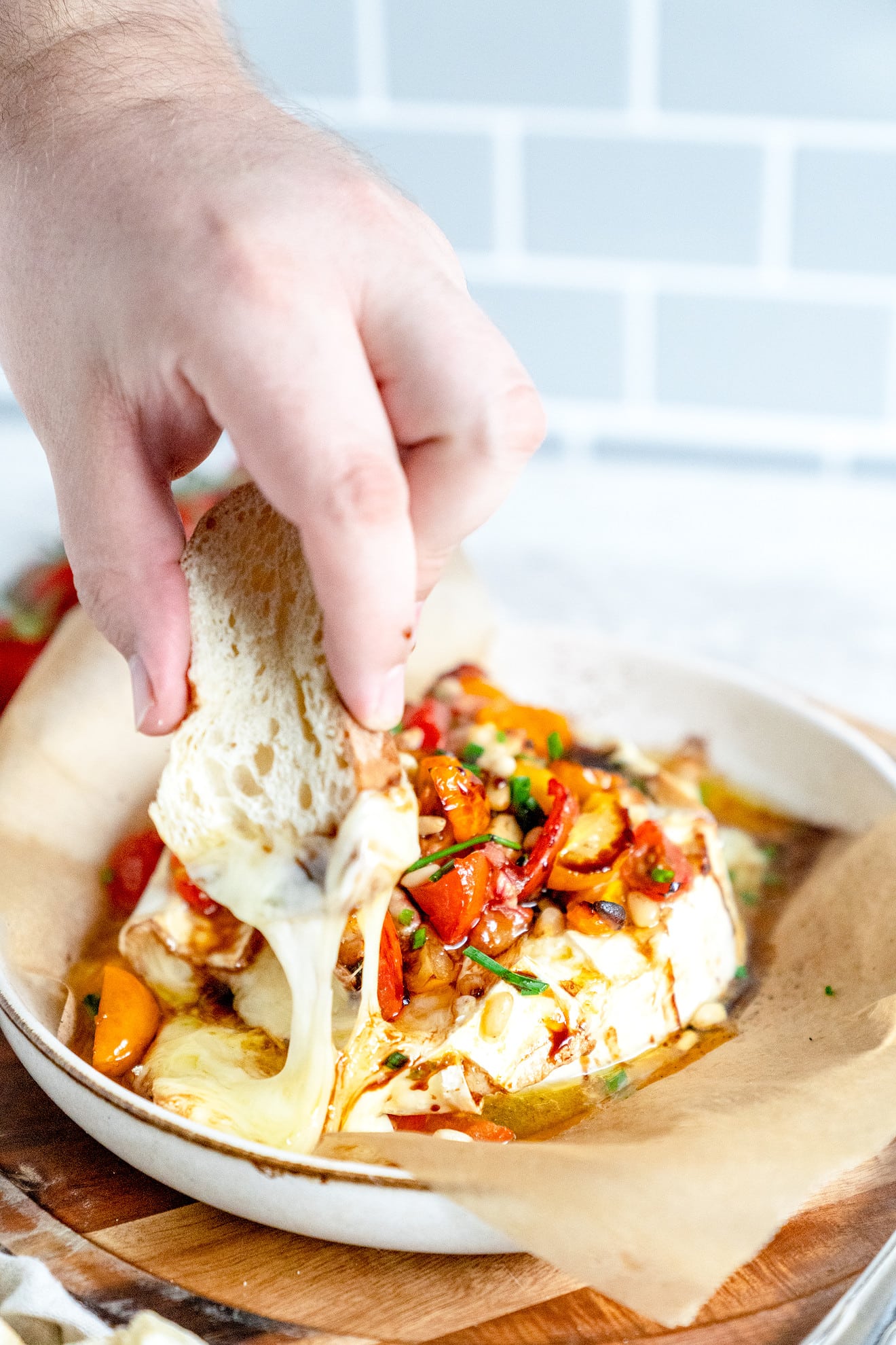 Gebackener Camembert mit Tomaten - Rezept von Gernekochen.de