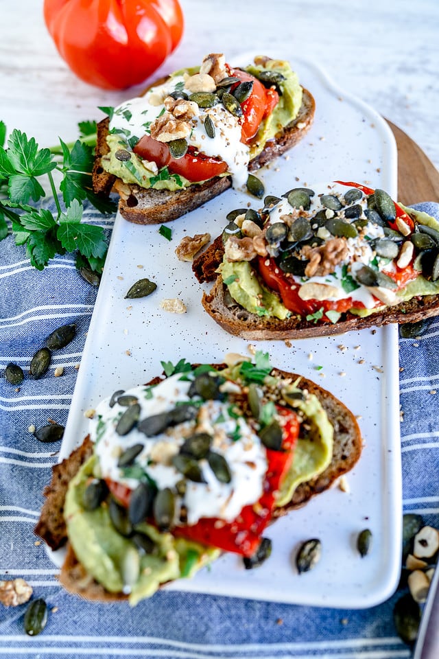 Avocado-Brot mit karamellisierter Tomate - Unser Rezept