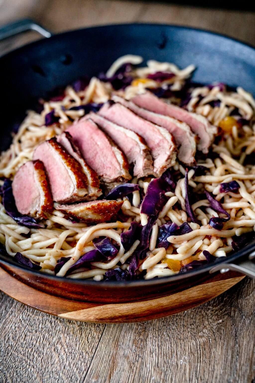 Spätzle-Rotkohl-Pfanne mit Entenbrust