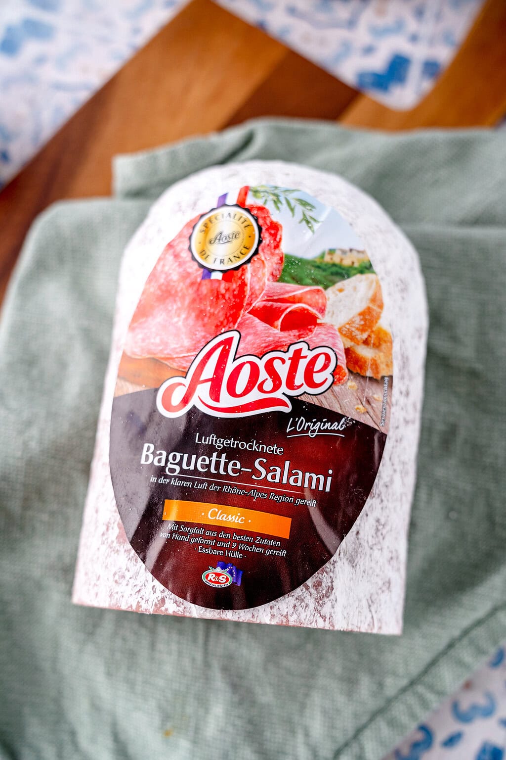 Französischer Bistro-Salat mit Aoste Baguette-Salami