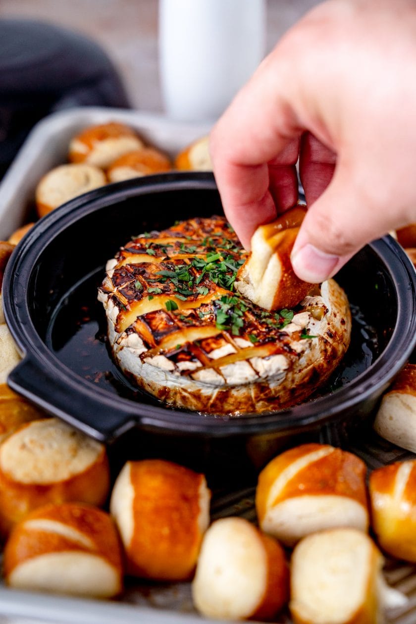 Gebackener Camembert mit Hot Honey - Rezept von Gernekochen.de