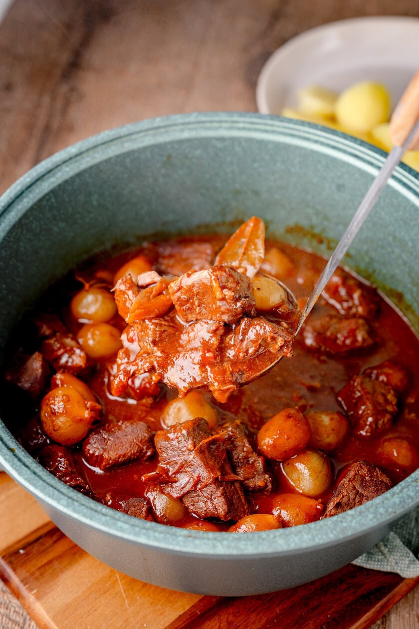 Stifado mit Perlzwiebeln - Rezept von Gernekochen.de